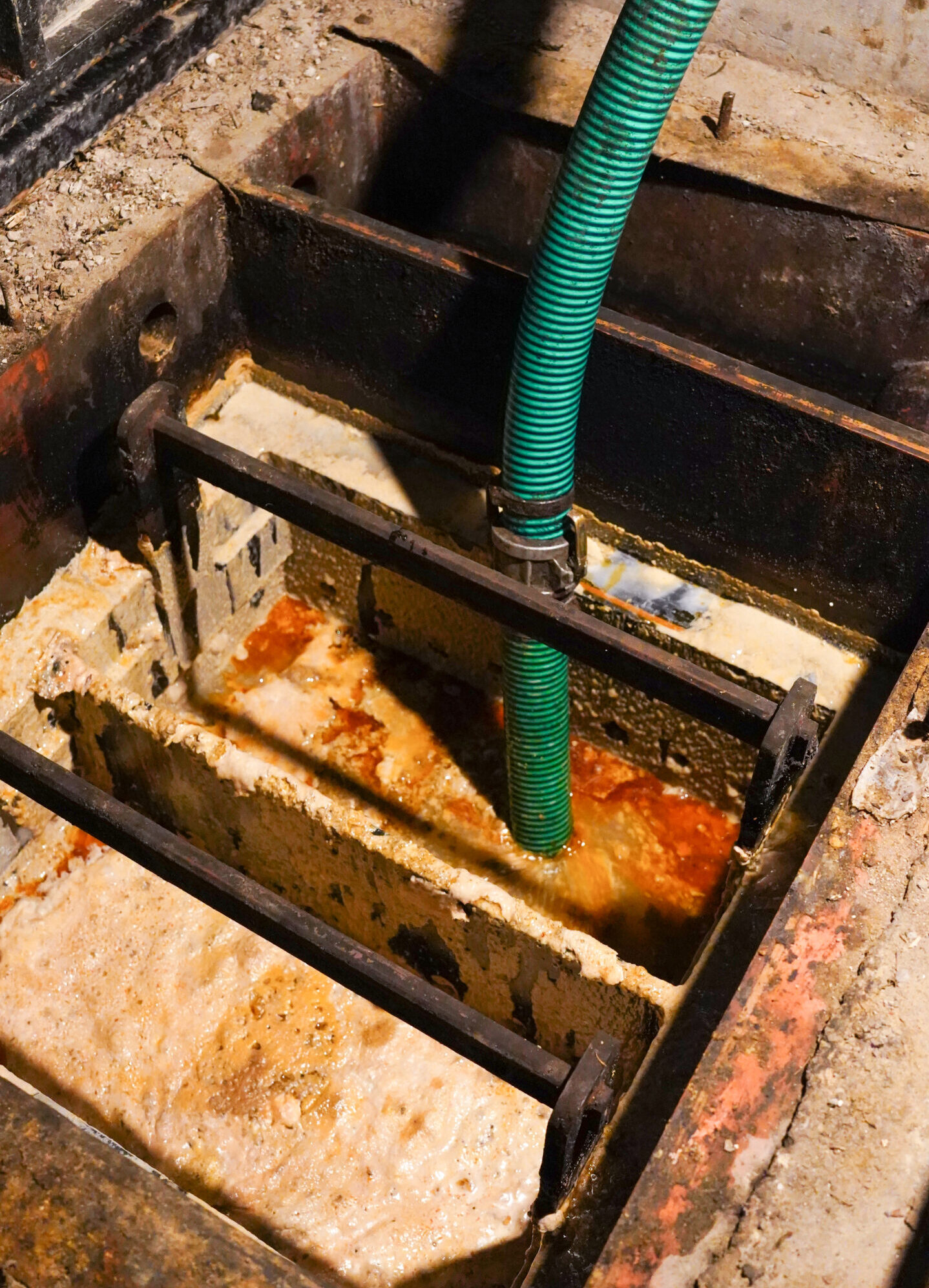 Grease Trap Waste — Causes, Drainage Impact & Cleaning Solutions